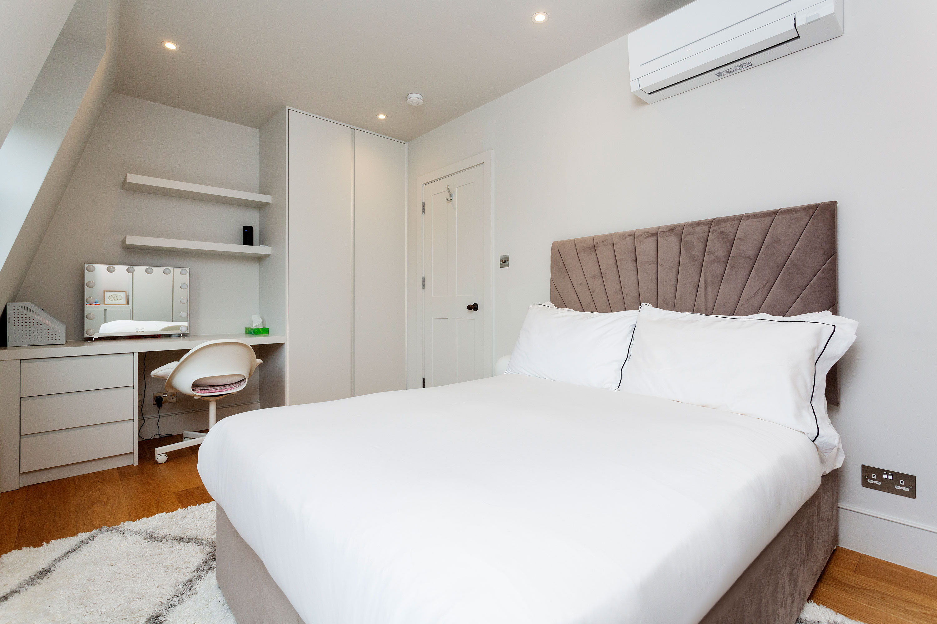 Wood Quirk | 3 Bed Short Let Vacation Rental In London | Veeve