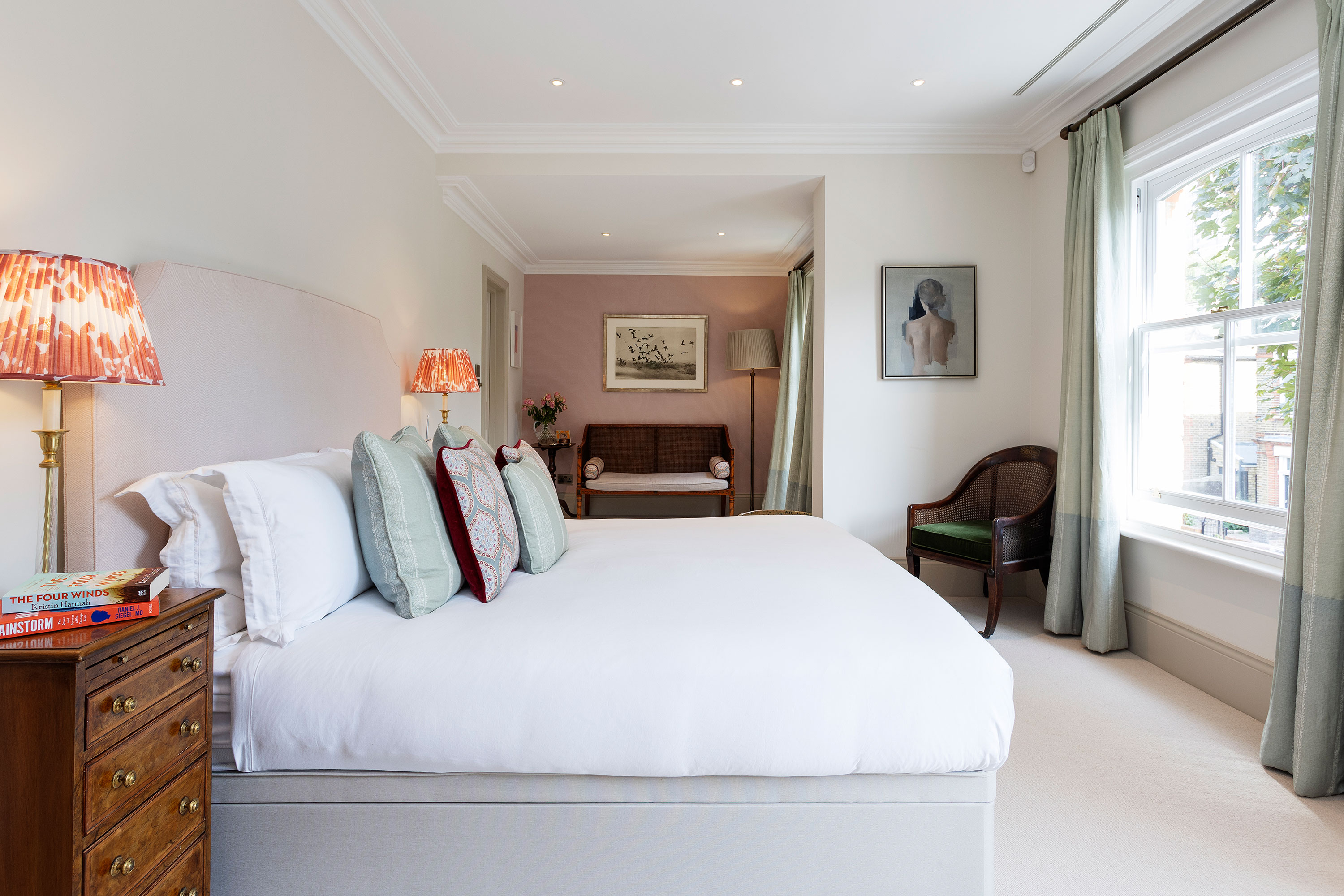 Aqua Nova Elegance | 4 Bed Short Let Vacation Rental In London | Veeve
